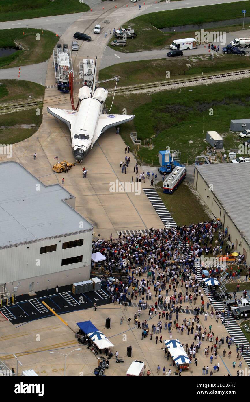Sts 135 landing hi-res stock photography and images - Alamy
