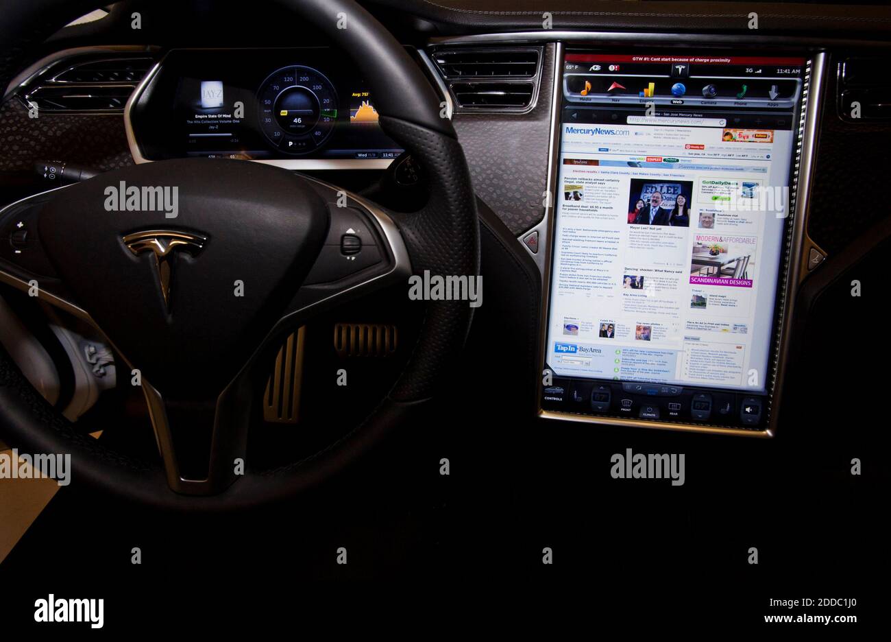 Tesla web browser hi-res stock photography and images - Alamy
