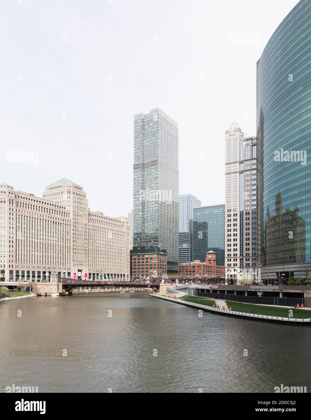 333 Wacker drive building by Chicago River in city, Chicago, USA Stock ...