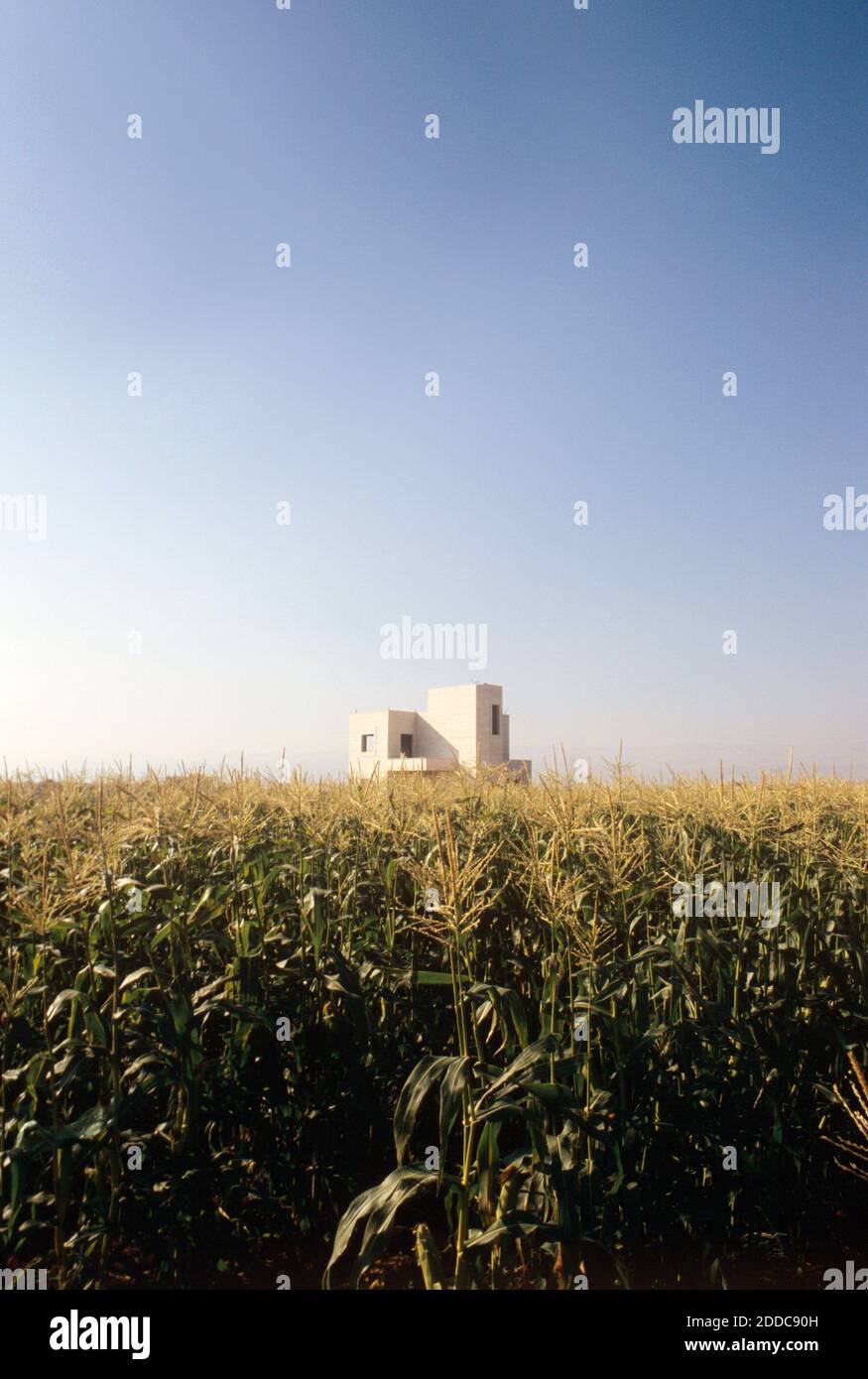 Foreground house hi-res stock photography and images - Alamy