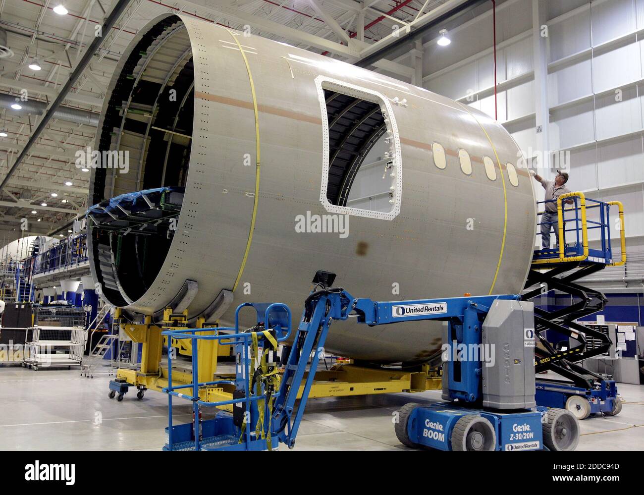 Boeing 787 dreamliner assembly hi-res stock photography and images - Alamy