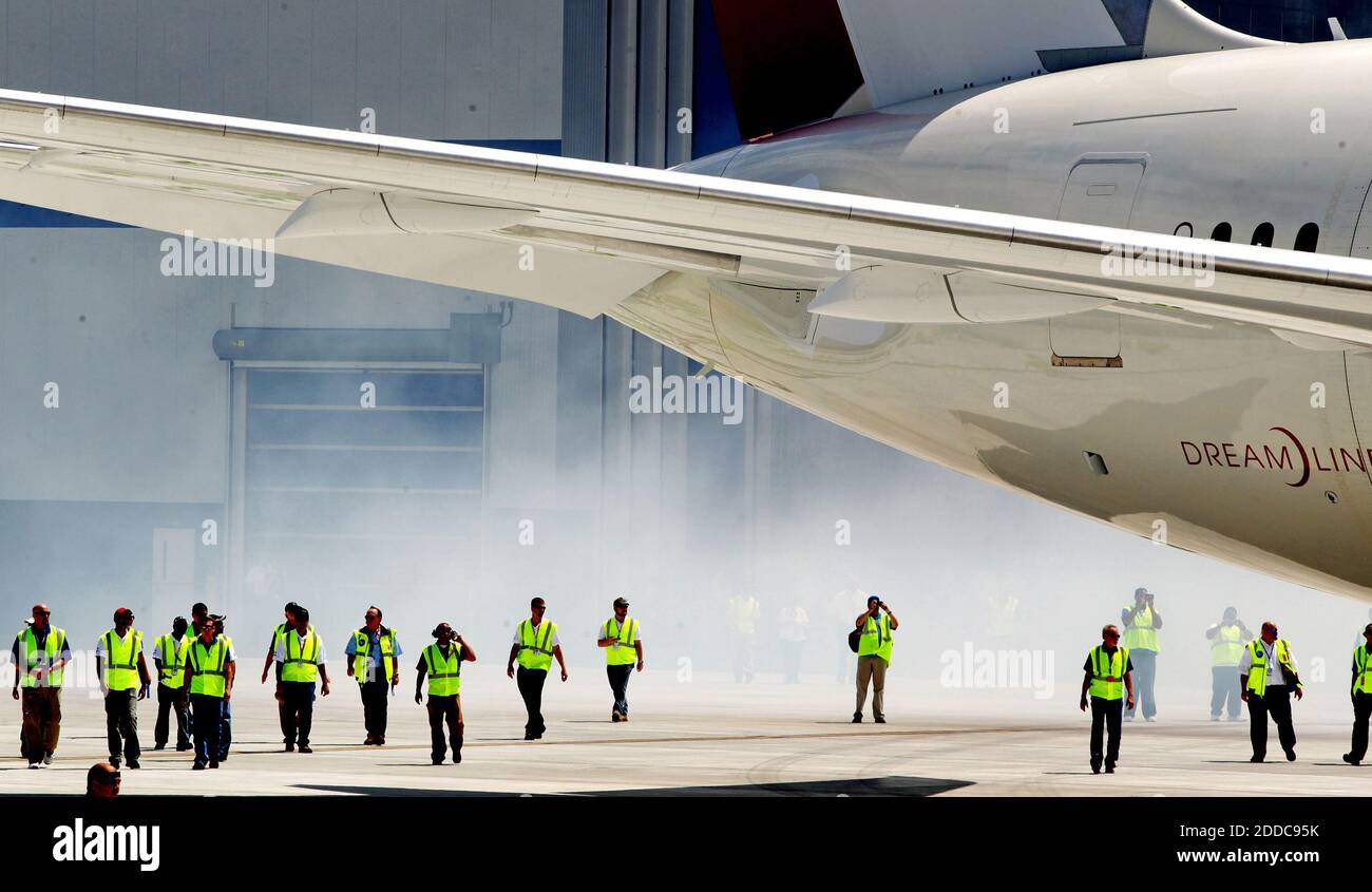 Boeing 787 dreamliner assembly hi-res stock photography and images - Alamy