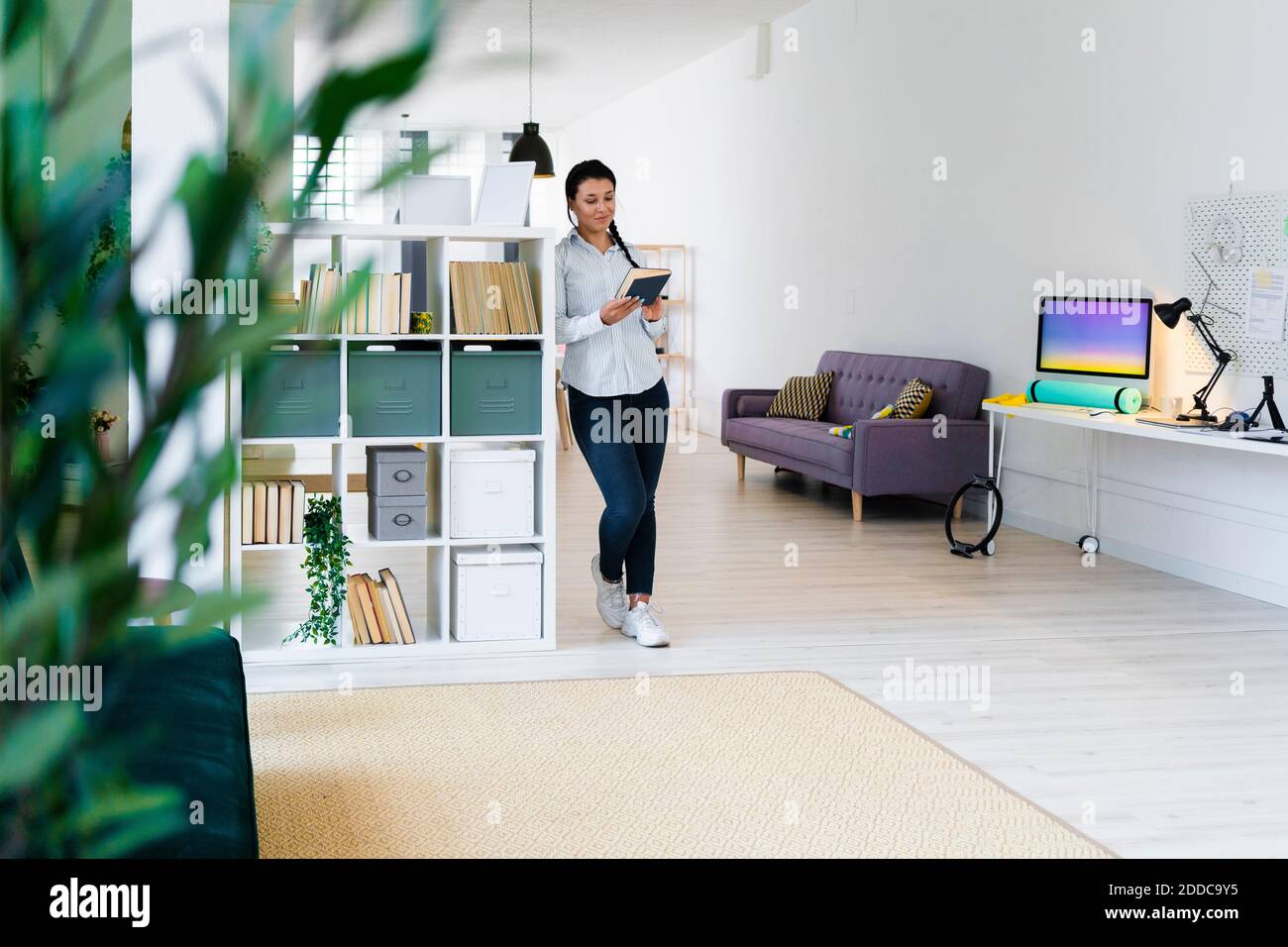 Woman standing reading book hi-res stock photography and images - Alamy