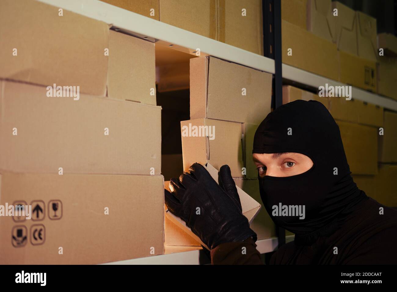 Male hand opening cardboard box hi-res stock photography and images - Alamy
