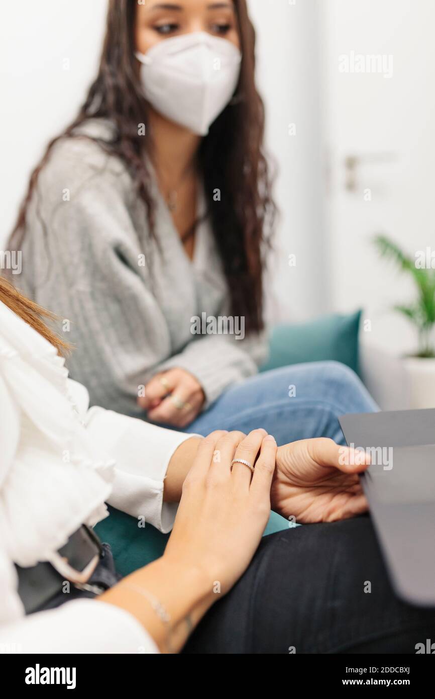 Doctor patient sitting serious hi-res stock photography and images - Alamy