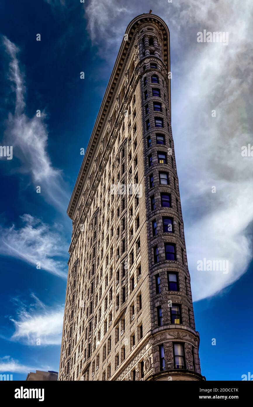 Tall building in cloud hi-res stock photography and images - Alamy