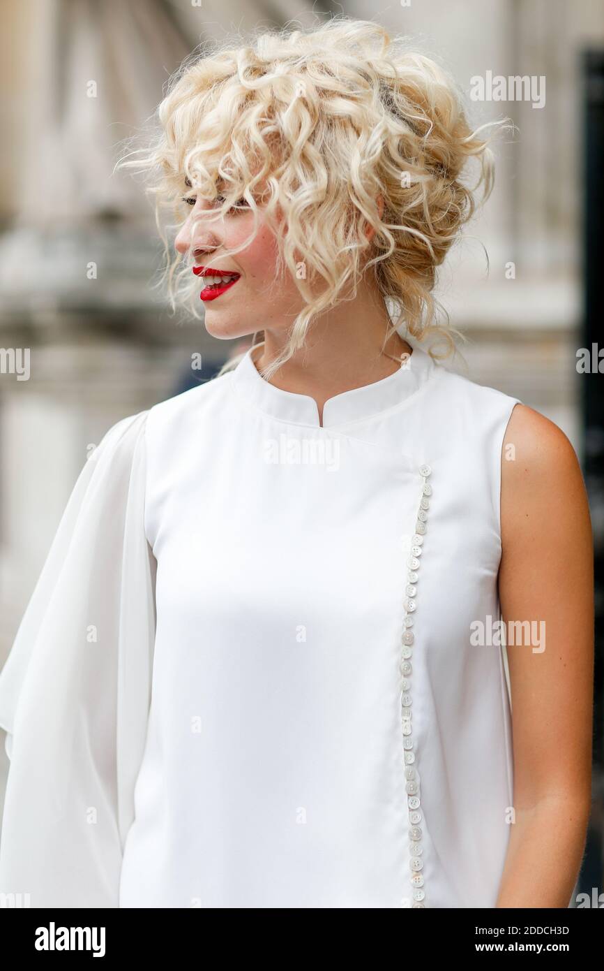 Street style, Pixie Lott arriving at Schiaparelli Fall-Winter 2018-2019 ...