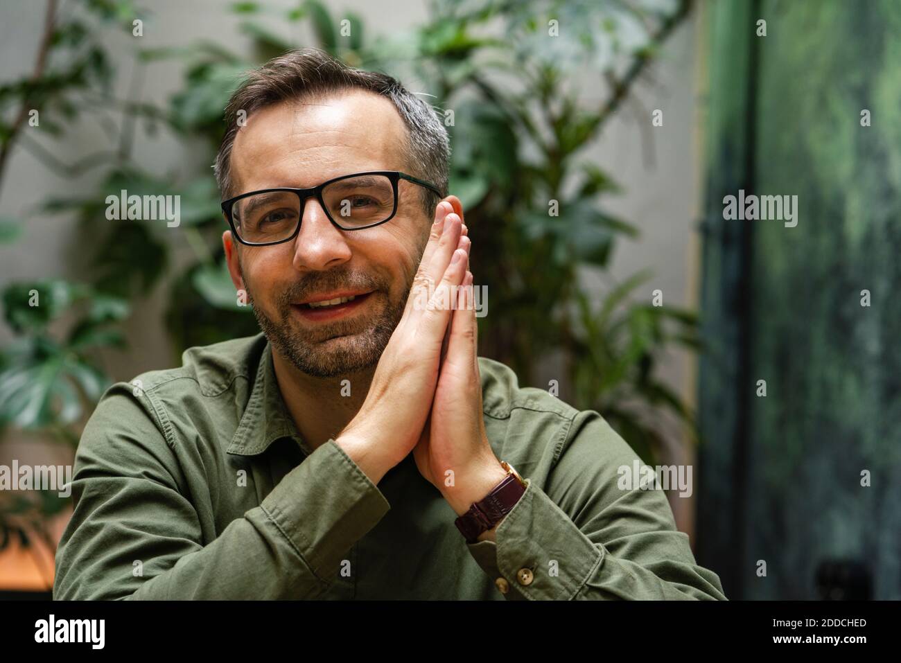 Hands eyeglasses hi-res stock photography and images - Alamy
