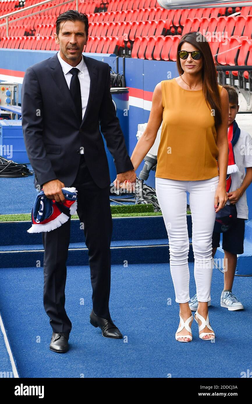 Gianluigi Buffon and his family pose after signing with the Paris Saint ...