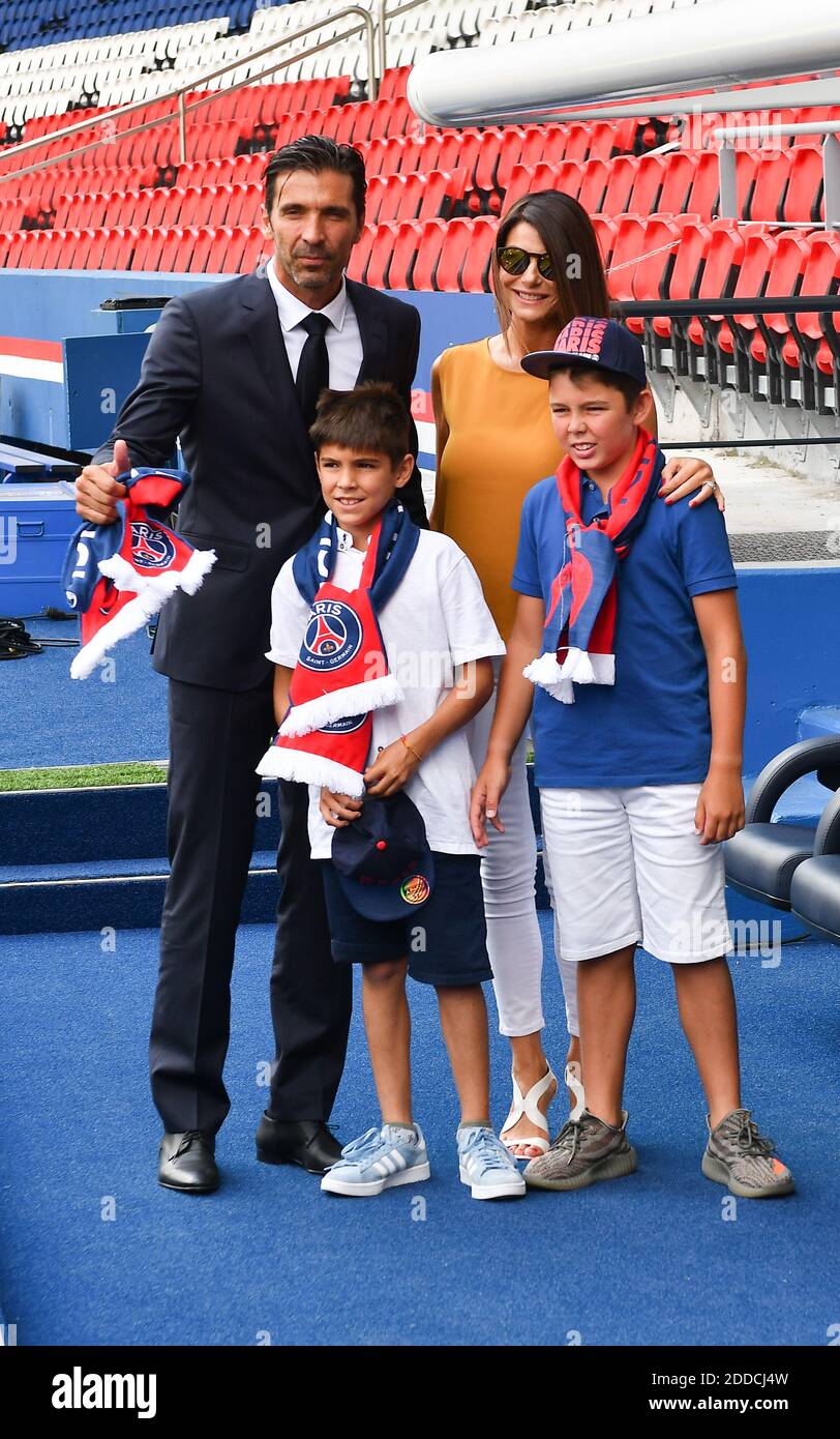 Gianluigi Buffon and his family pose after signing with the Paris Saint ...