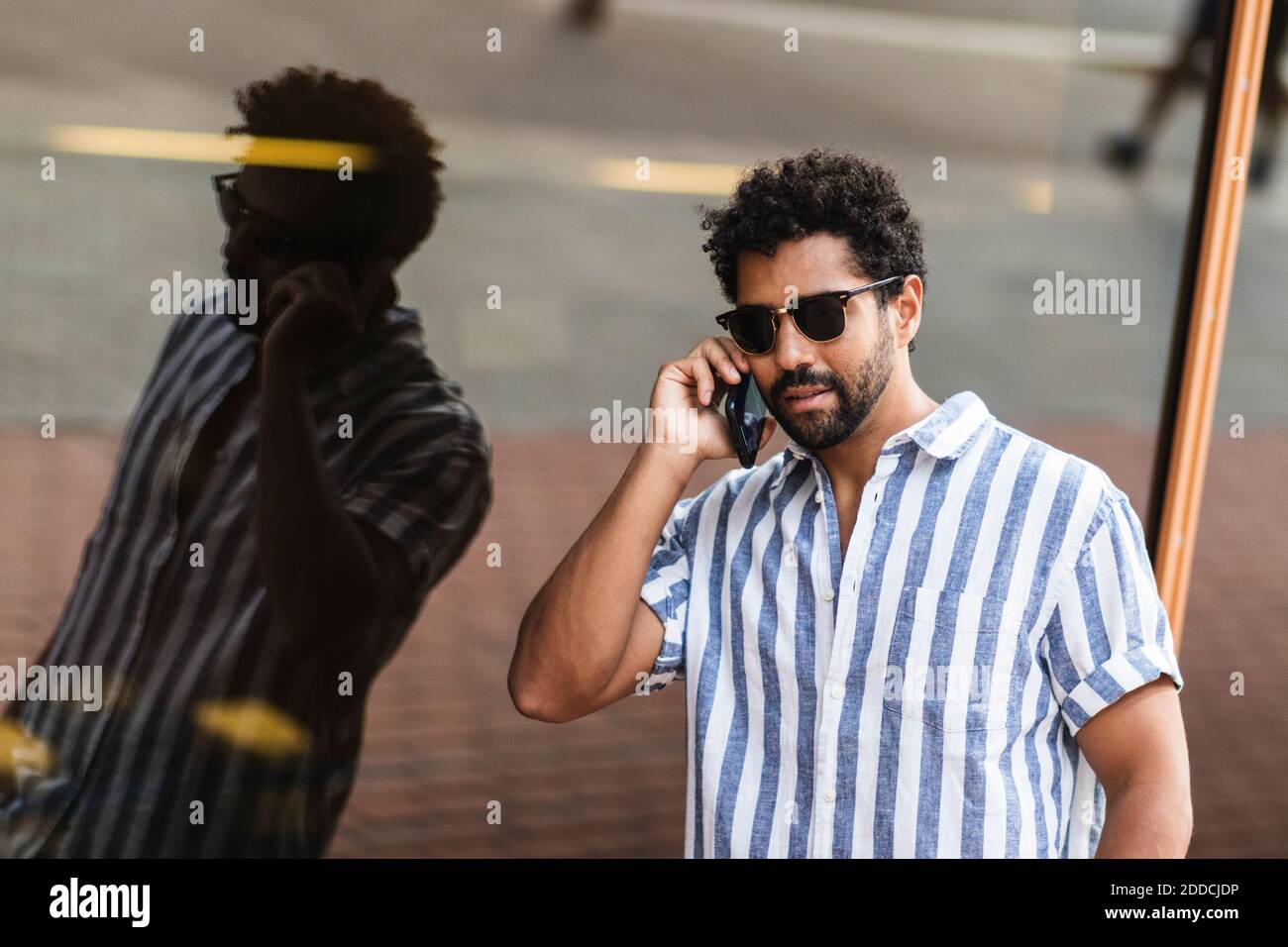 Hispanic man in city talking hi-res stock photography and images - Alamy