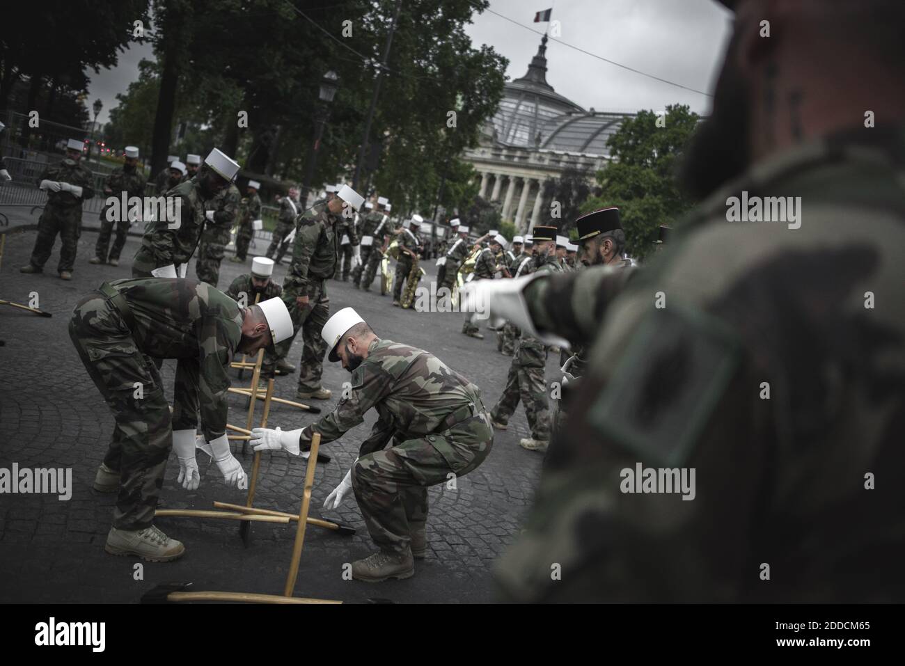 Soldiers of the French Foreign Legion (Legion Etrangere) march down the ...