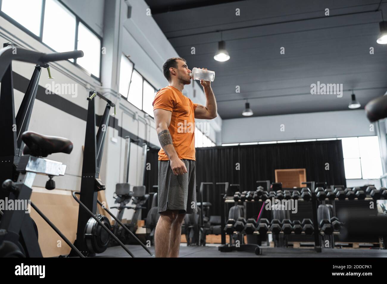 Man in sportswear drinking water hi-res stock photography and images ...