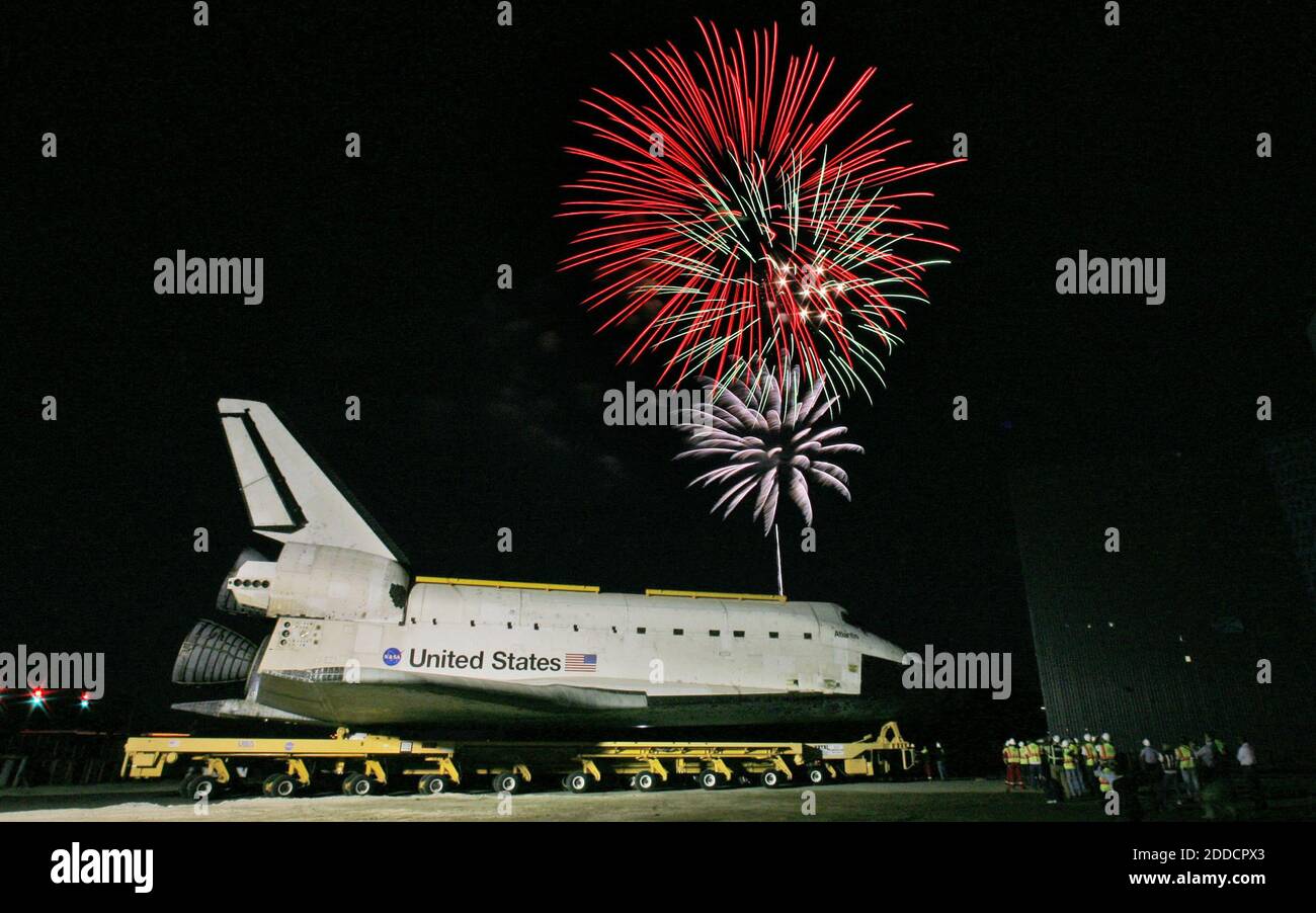 NO FILM, NO VIDEO, NO TV, NO DOCUMENTARY - Space Shuttle arrives at its ...