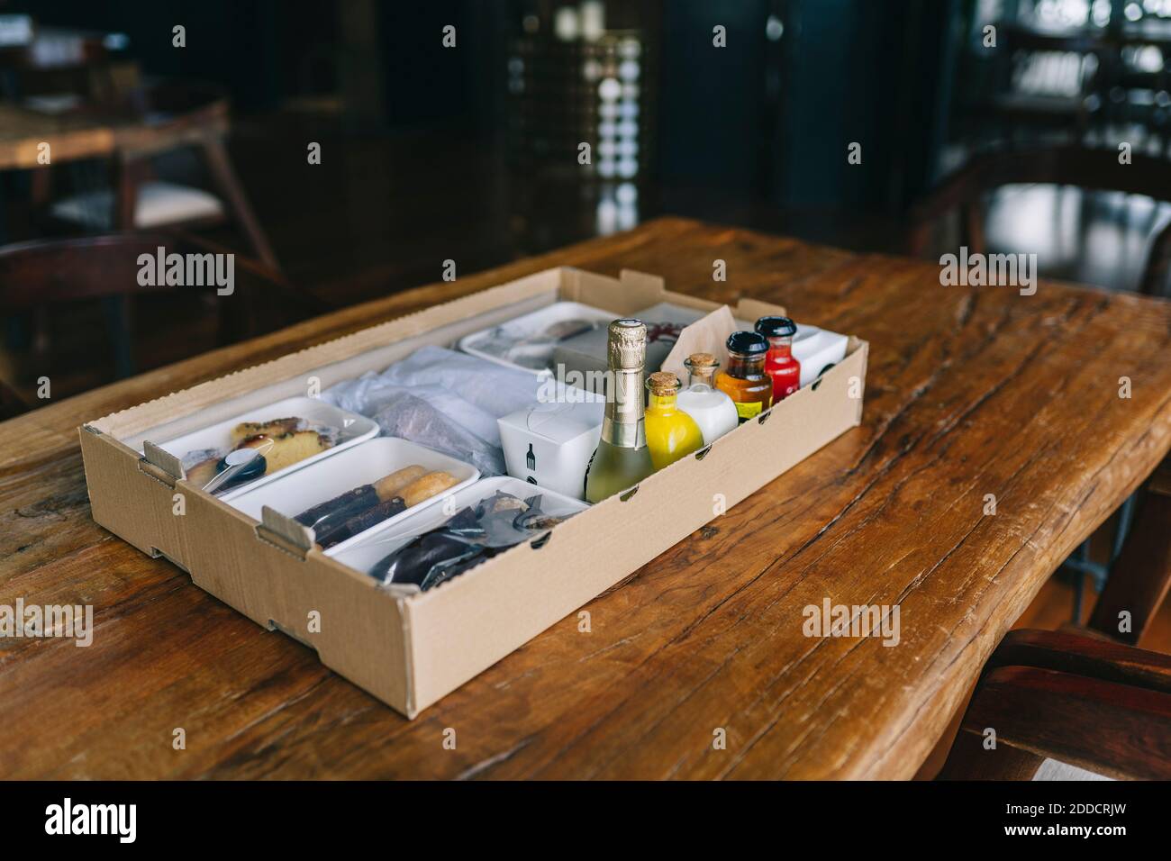 Restaurant eat food table hi-res stock photography and images - Alamy