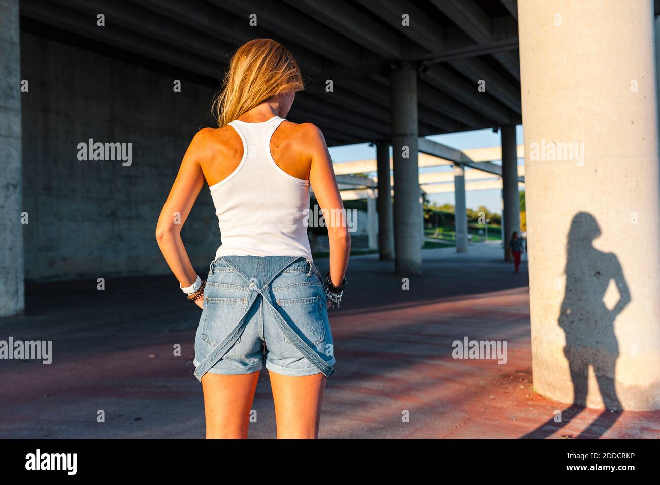 City woman shadow hi-res stock photography and images - Alamy