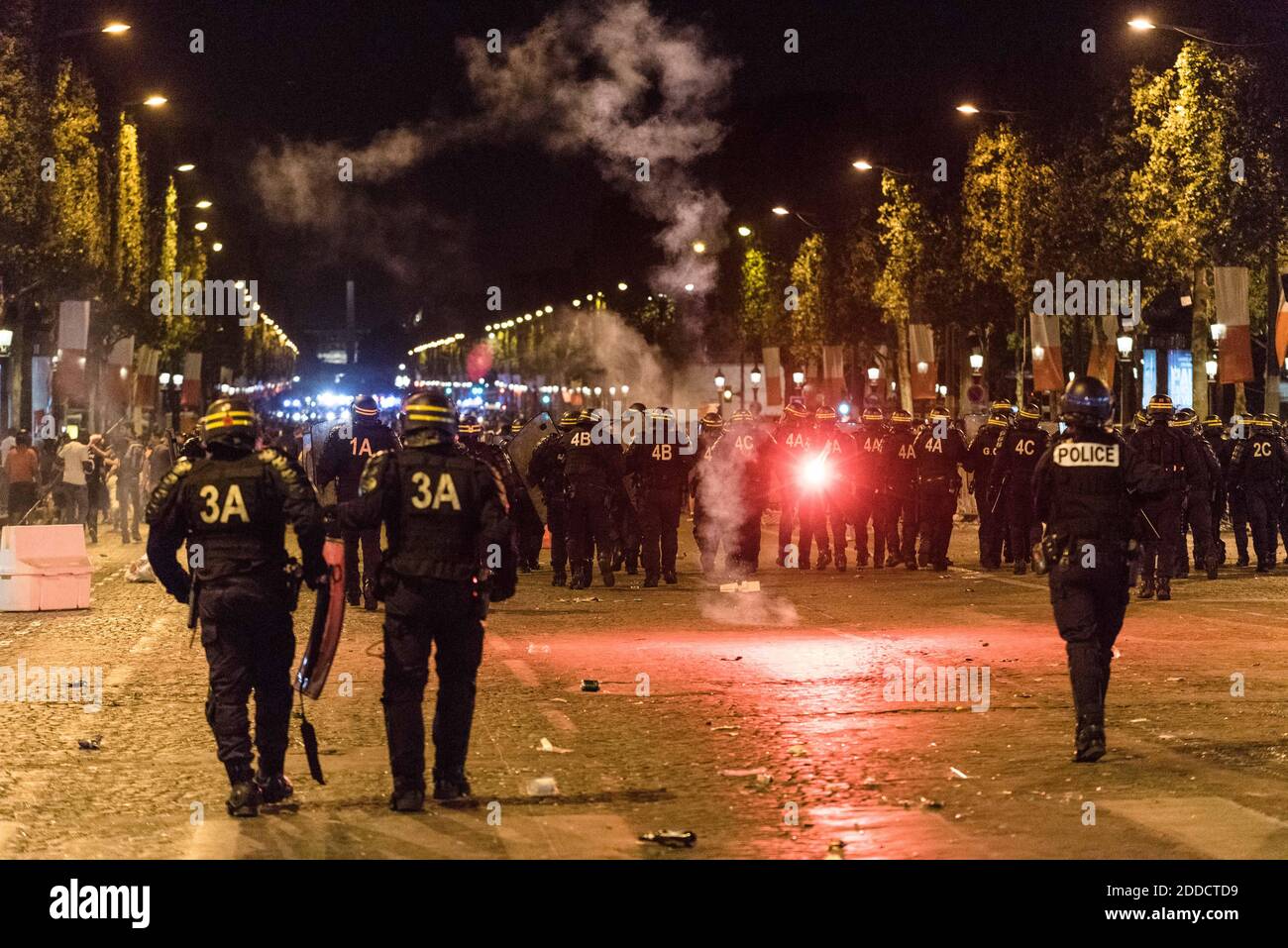 French fans clash with riot police following celebrations after France ...