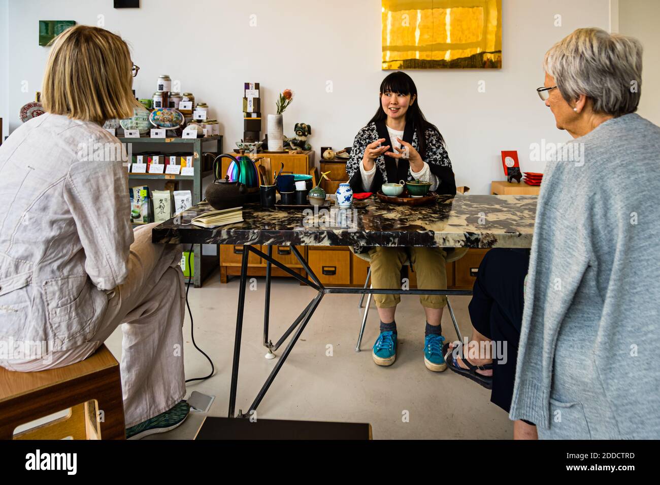Learning japanese tea ceremony hi-res stock photography and images - Alamy