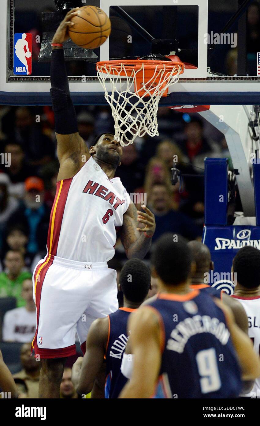 Lebron james dunk hi-res stock photography and images - Alamy