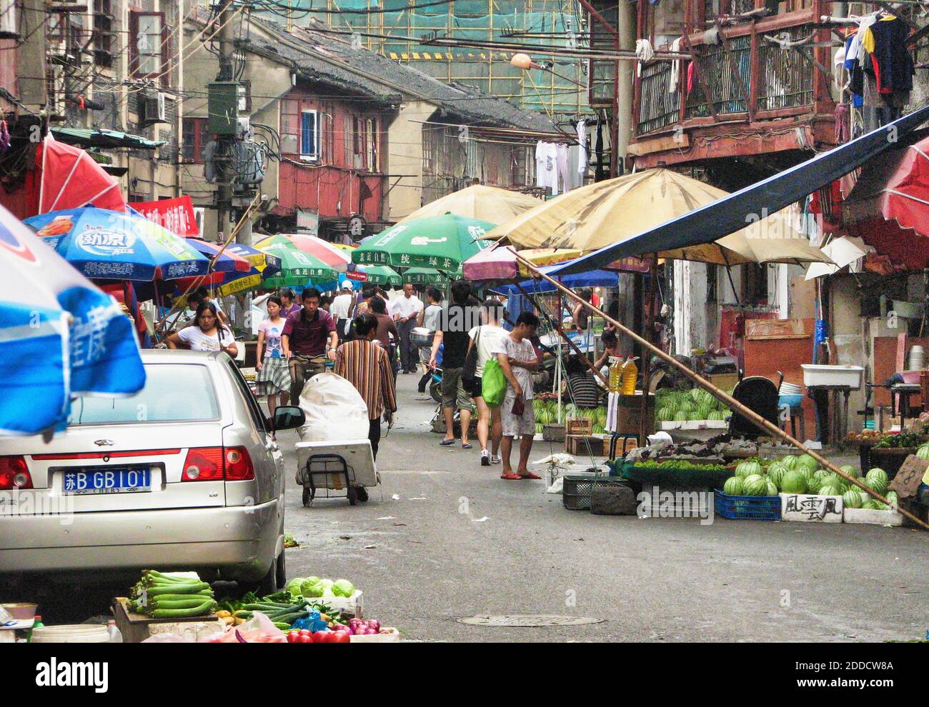 Street market on a busy street in Shanghai Stock Photo - Alamy