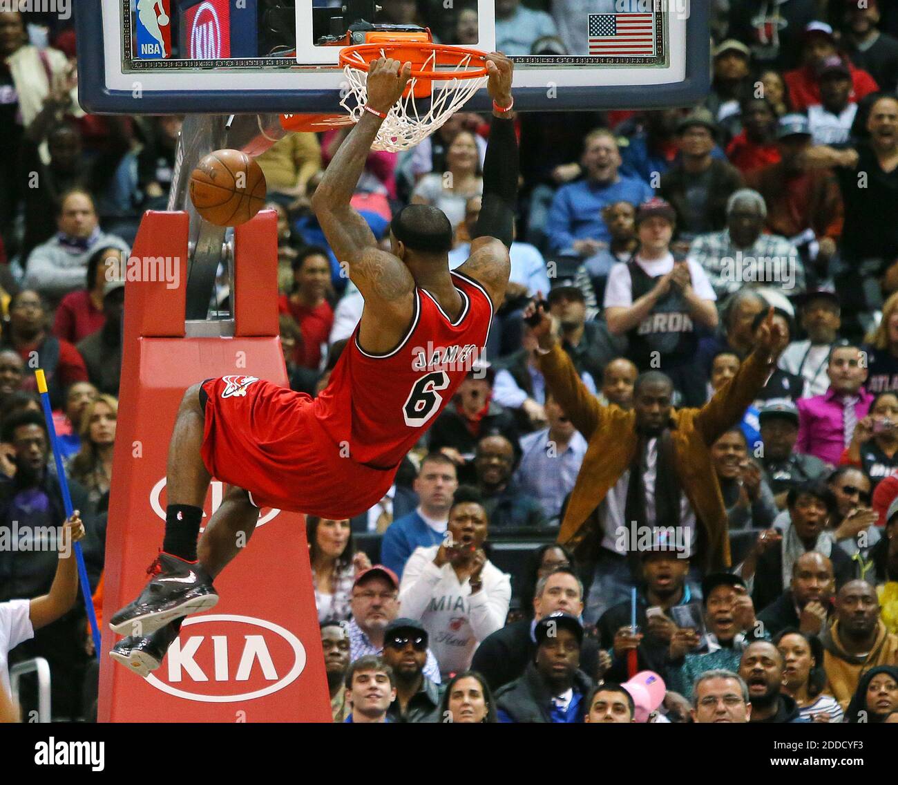 Lebron james dunk hi-res stock photography and images - Alamy