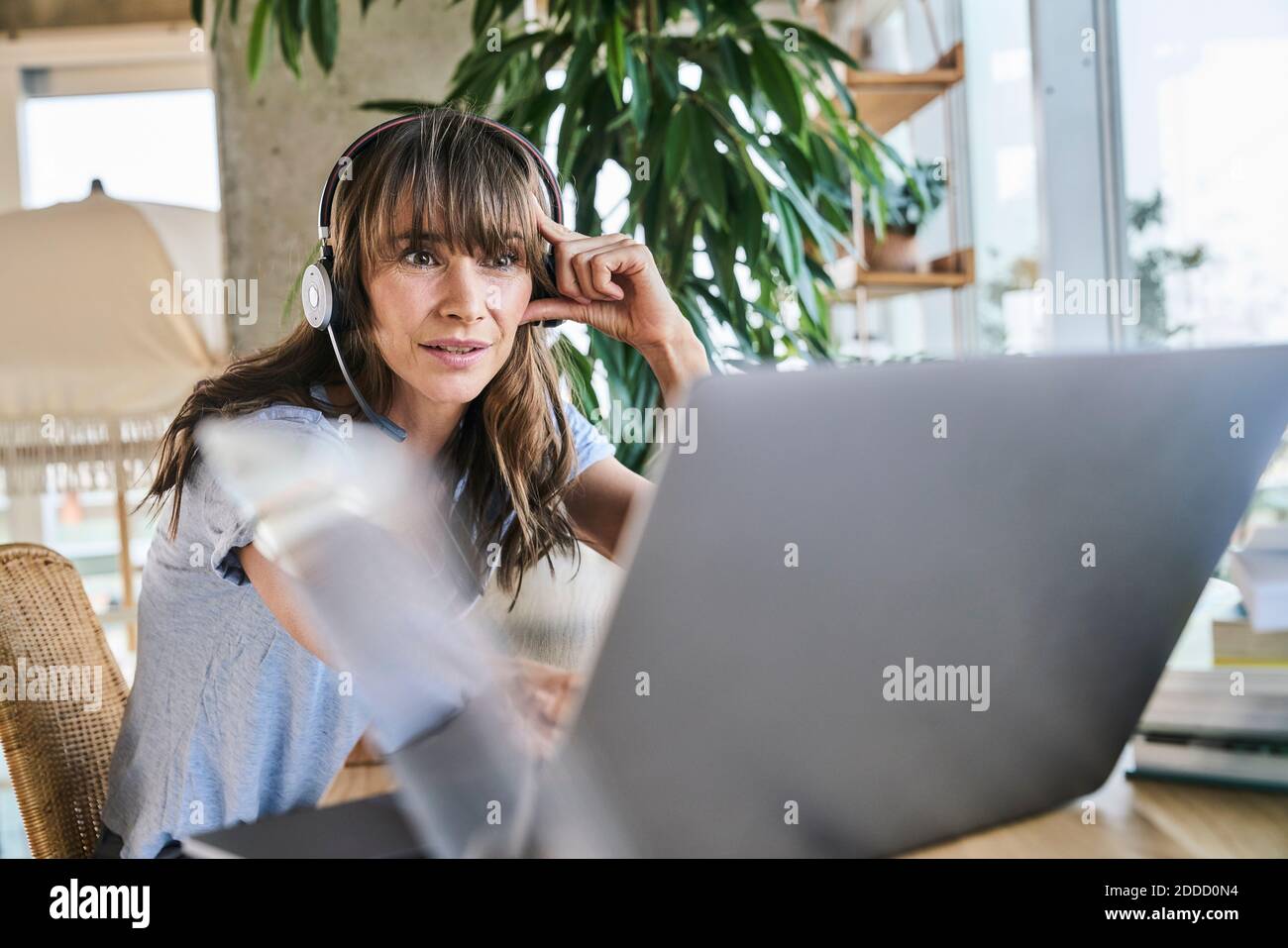 Woman head in hands computer hi-res stock photography and images - Alamy