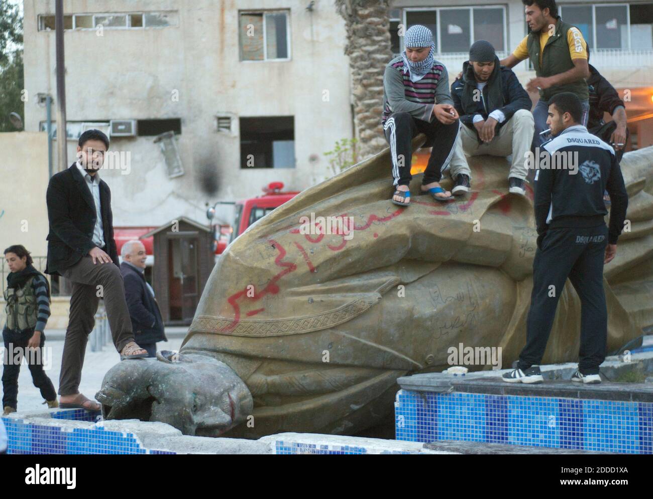 Assad statue hi-res stock photography and images - Alamy