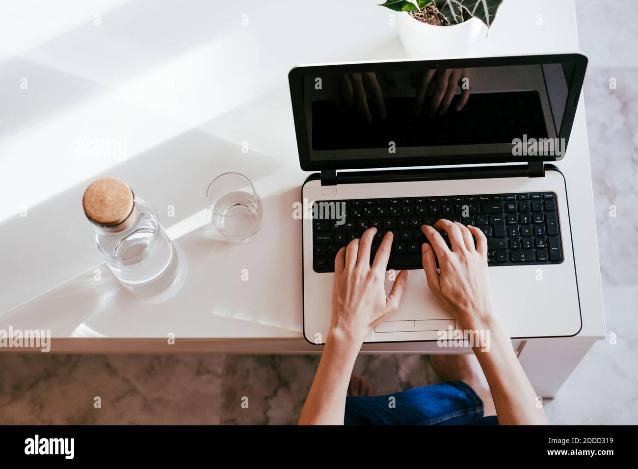 Hand using hi-res stock photography and images - Alamy