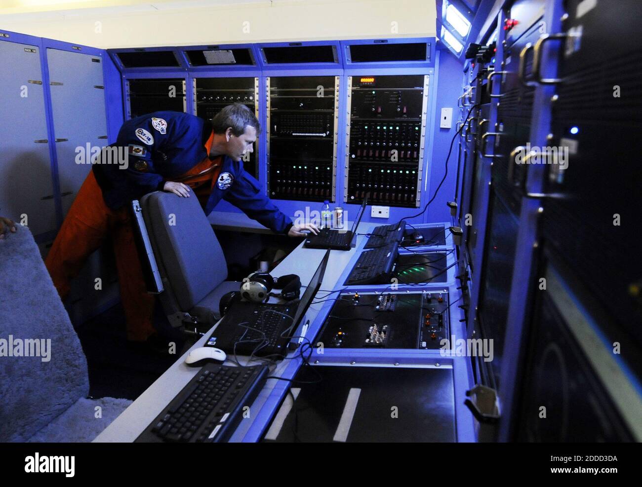 Banks of computers hi-res stock photography and images - Alamy