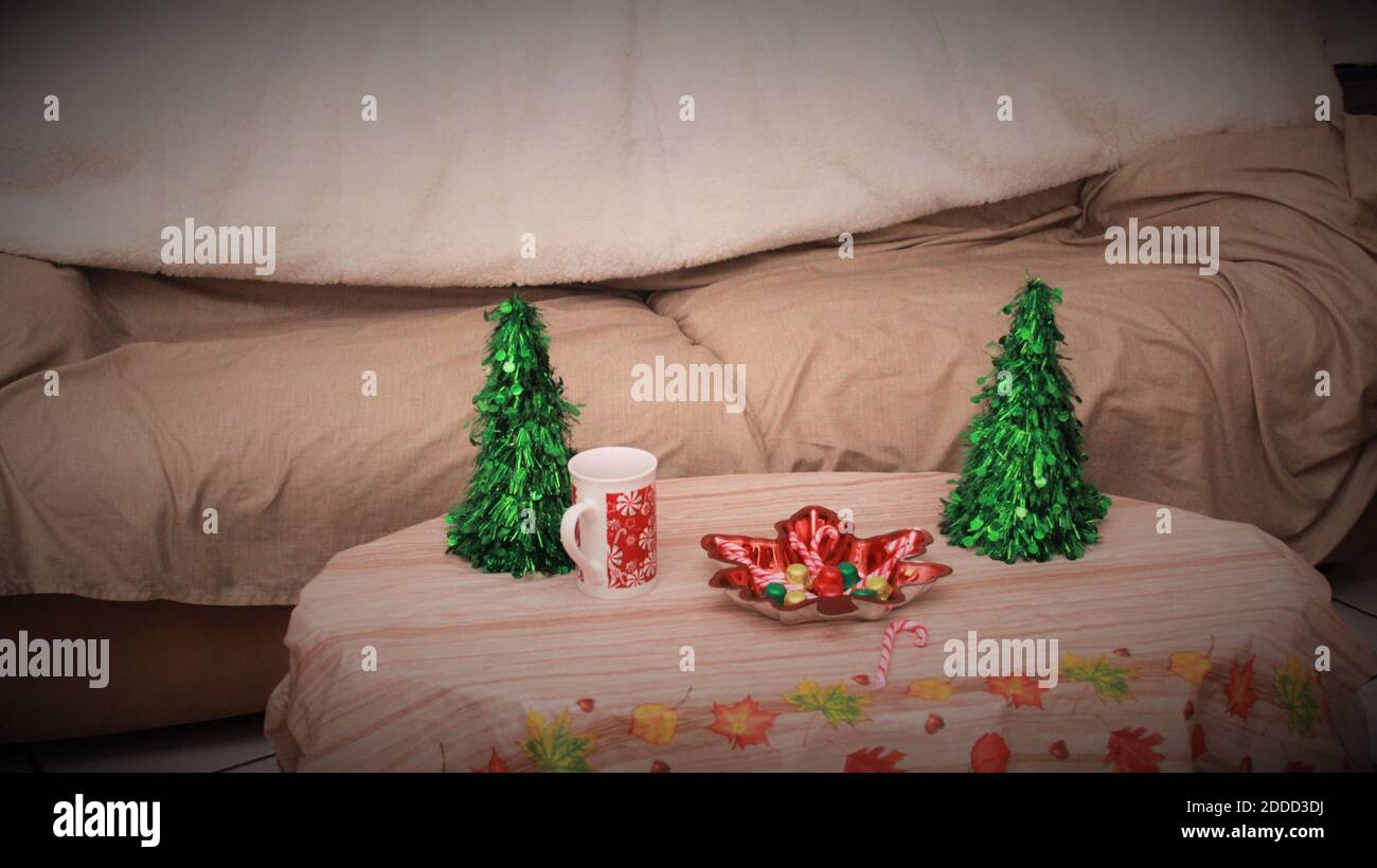 Green christmas table decor hi-res stock photography and images - Alamy