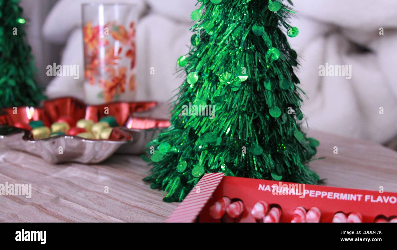 Green christmas table decor hi-res stock photography and images - Alamy