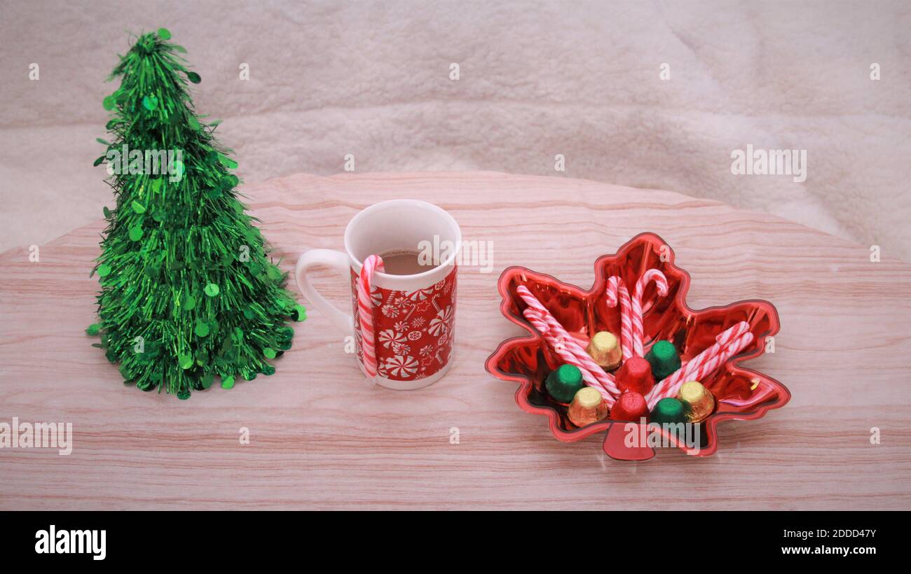 Green christmas table decor hi-res stock photography and images - Alamy