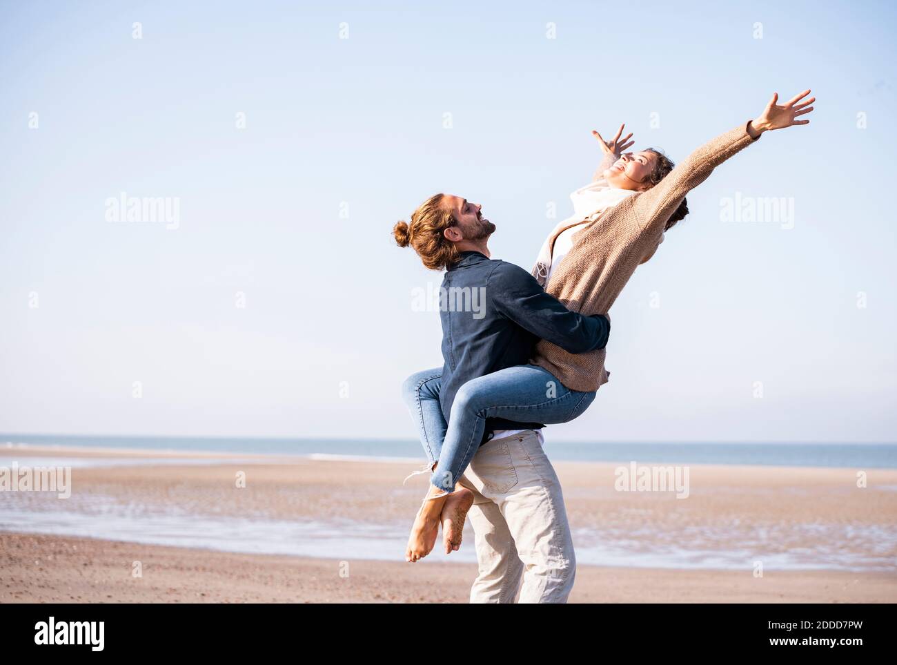 Man Carrying Girlfriend In Arms Hi res Stock Photography And Images Alamy Man Carrying Girlfriend In Arms Hi res Stock Photography And Images Alamy