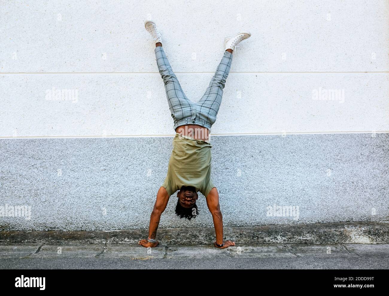 Handstand against wall hi-res stock photography and images - Alamy