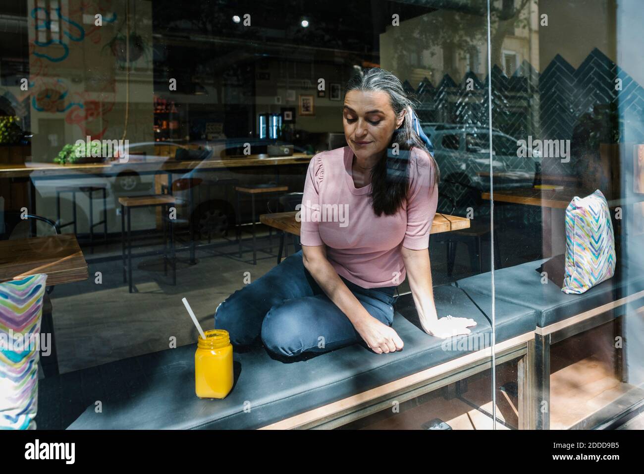 Cafe window seat hi-res stock photography and images - Alamy