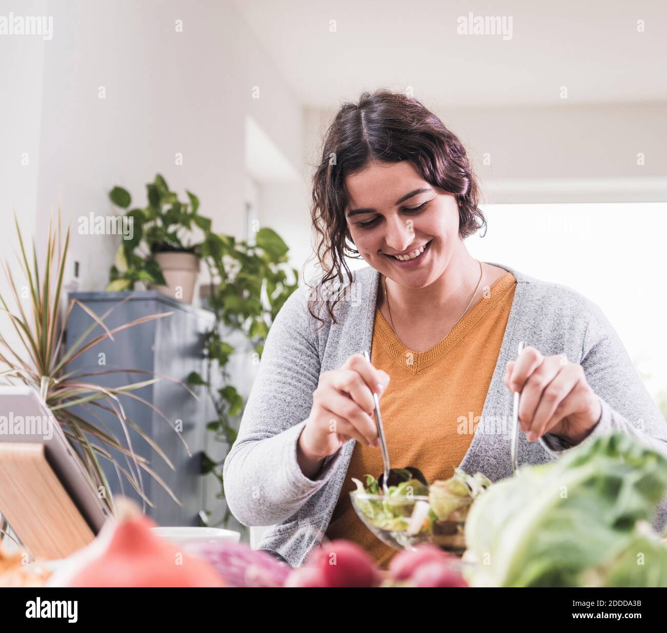 Woman eating salad hi-res stock photography and images - Alamy