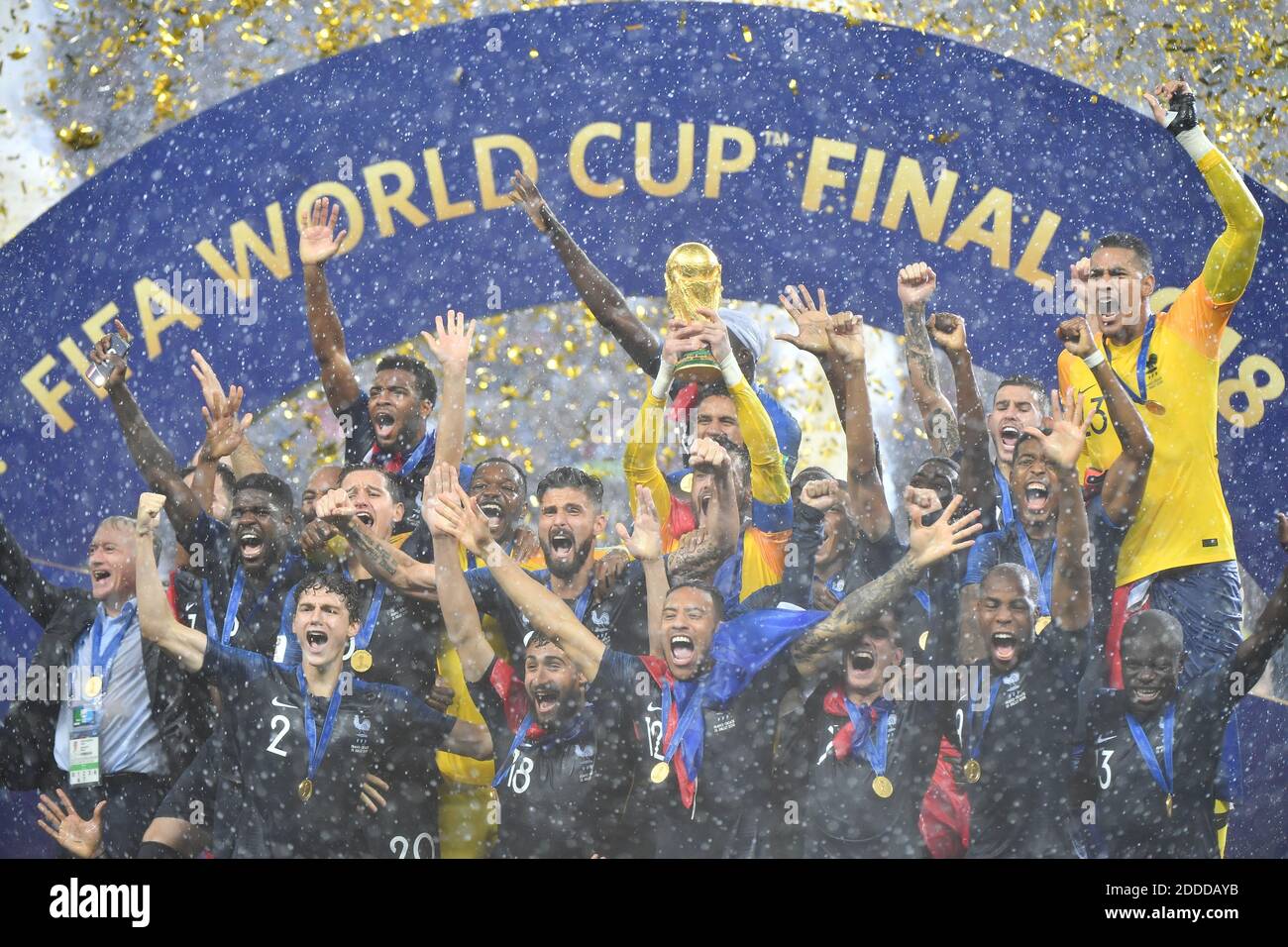 Frances Teammates Lift The Trophy After Winning 4 2 The 2018 Fifa