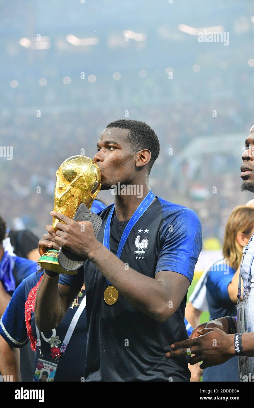 World cup trophy de paul hi-res stock photography and images - Alamy