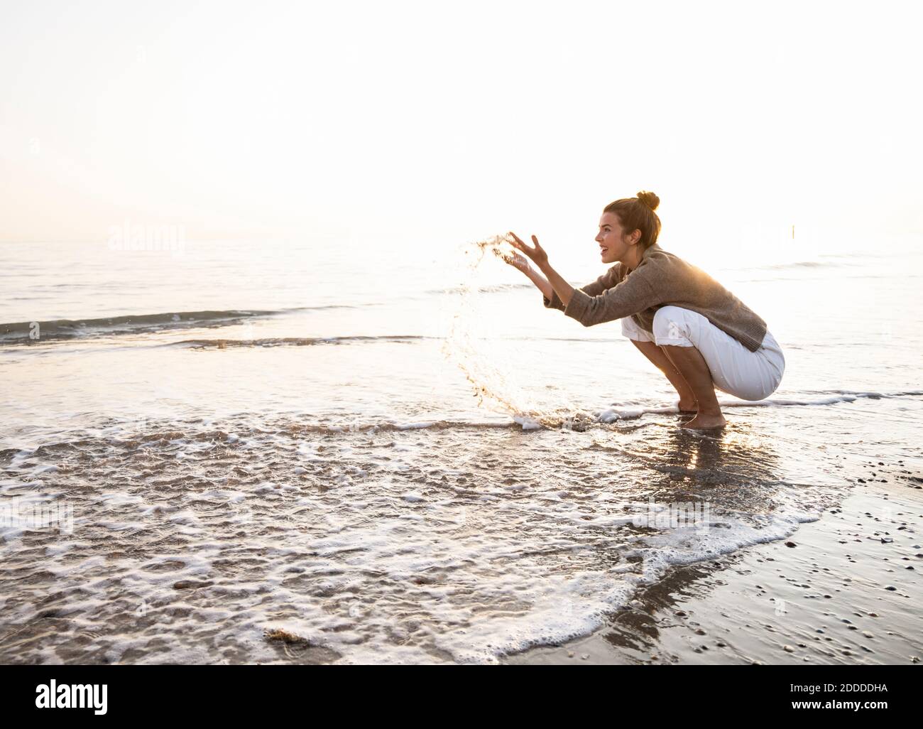 Shore water splashing hi-res stock photography and images - Alamy