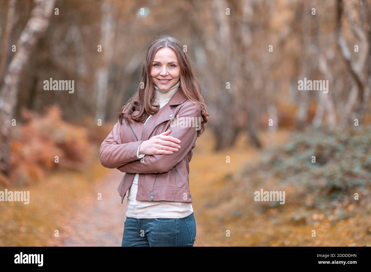 Beautiful woman in autumn hi-res stock photography and images - Alamy