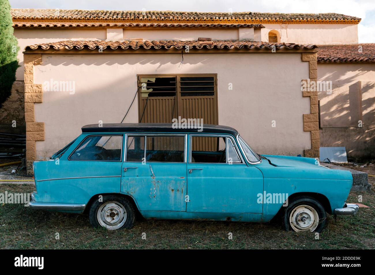 Abandoned old vintage car against house Stock Photo - Alamy