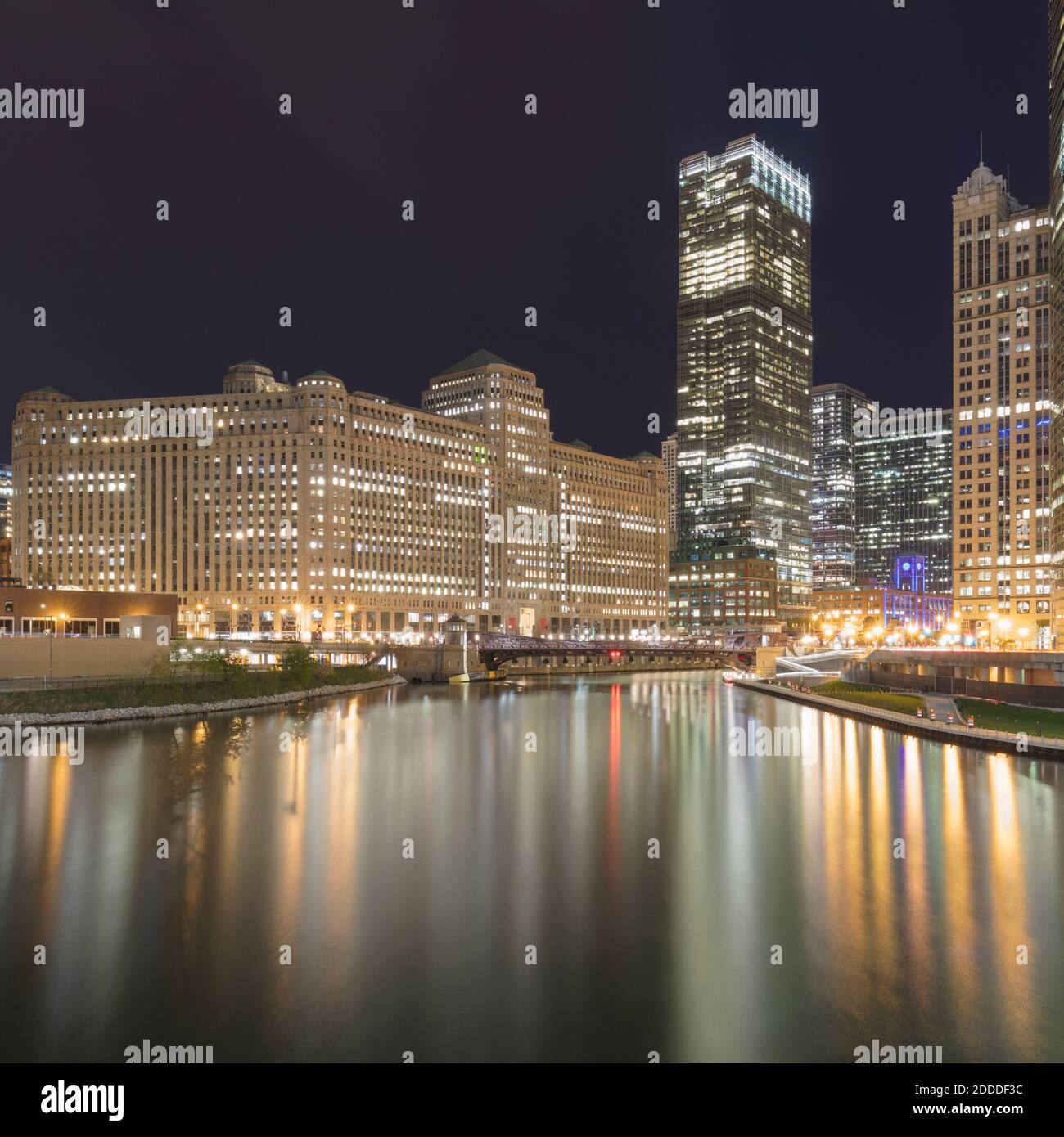 Chicago night river hi-res stock photography and images - Alamy