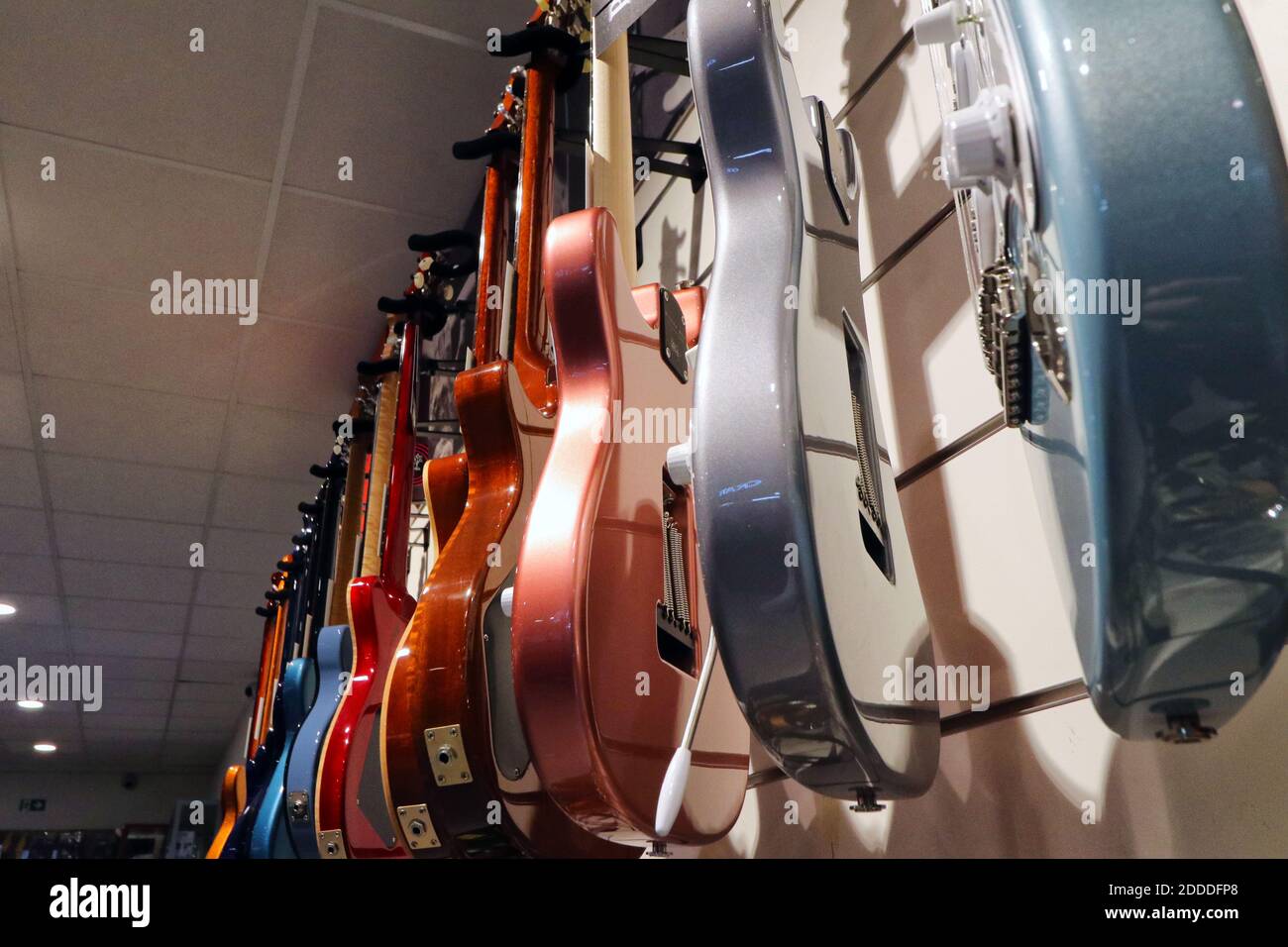 Electric guitars in a musical instrument shop Stock Photo - Alamy