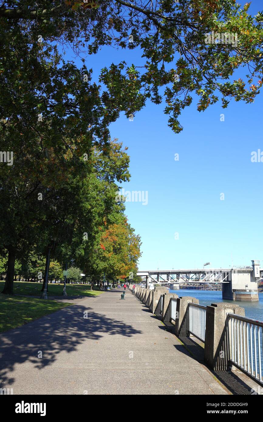 Portland, Oregon: Tom McCall Waterfront Park along the Willamette river ...