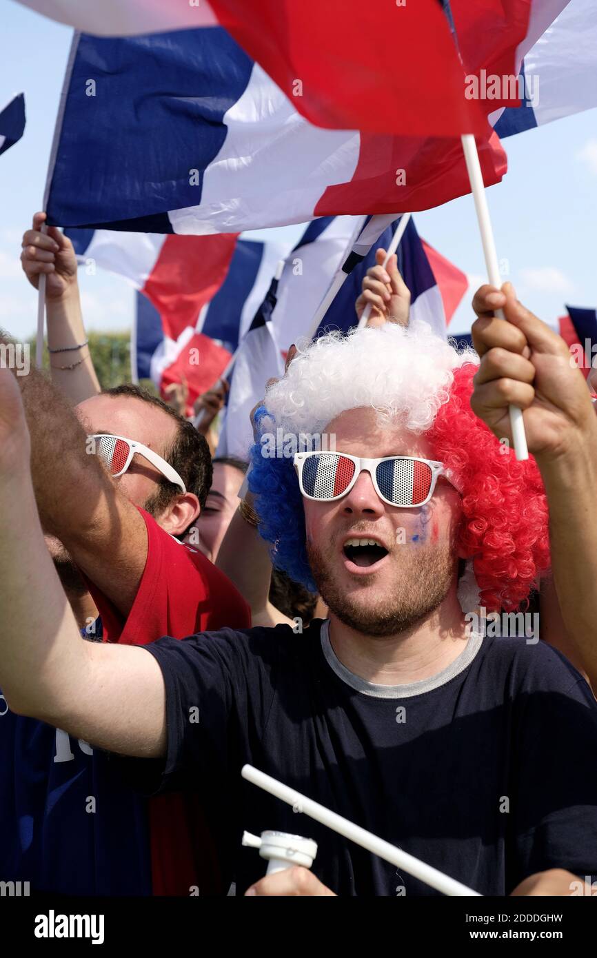 Fan zone paris hi-res stock photography and images - Alamy