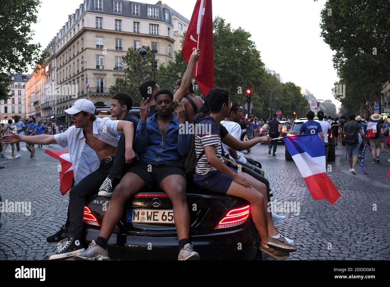 Singing french national anthem hi-res stock photography and images - Alamy