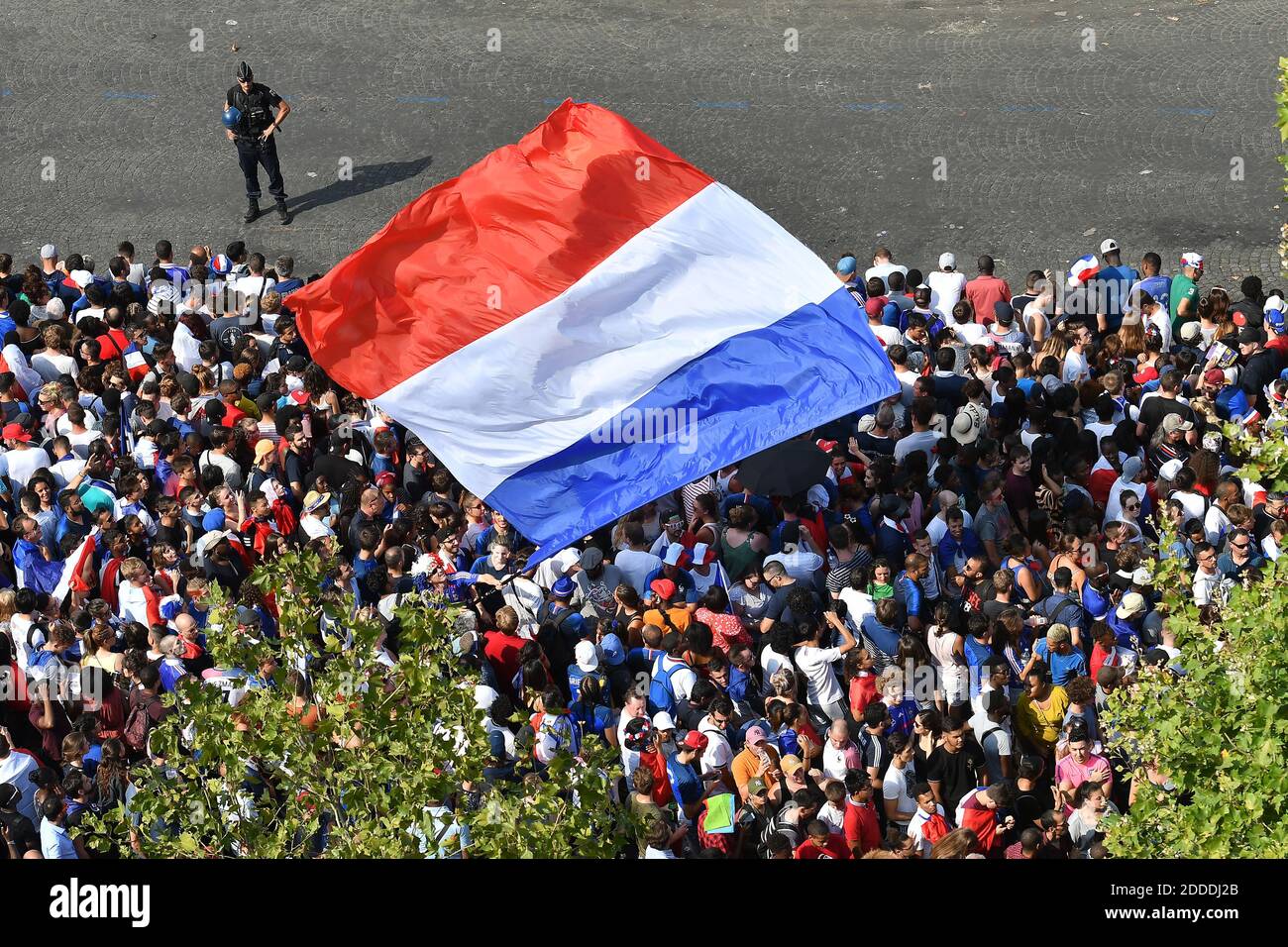 The Bus of France's World Cup Winning Team Parade Down The Champs ...