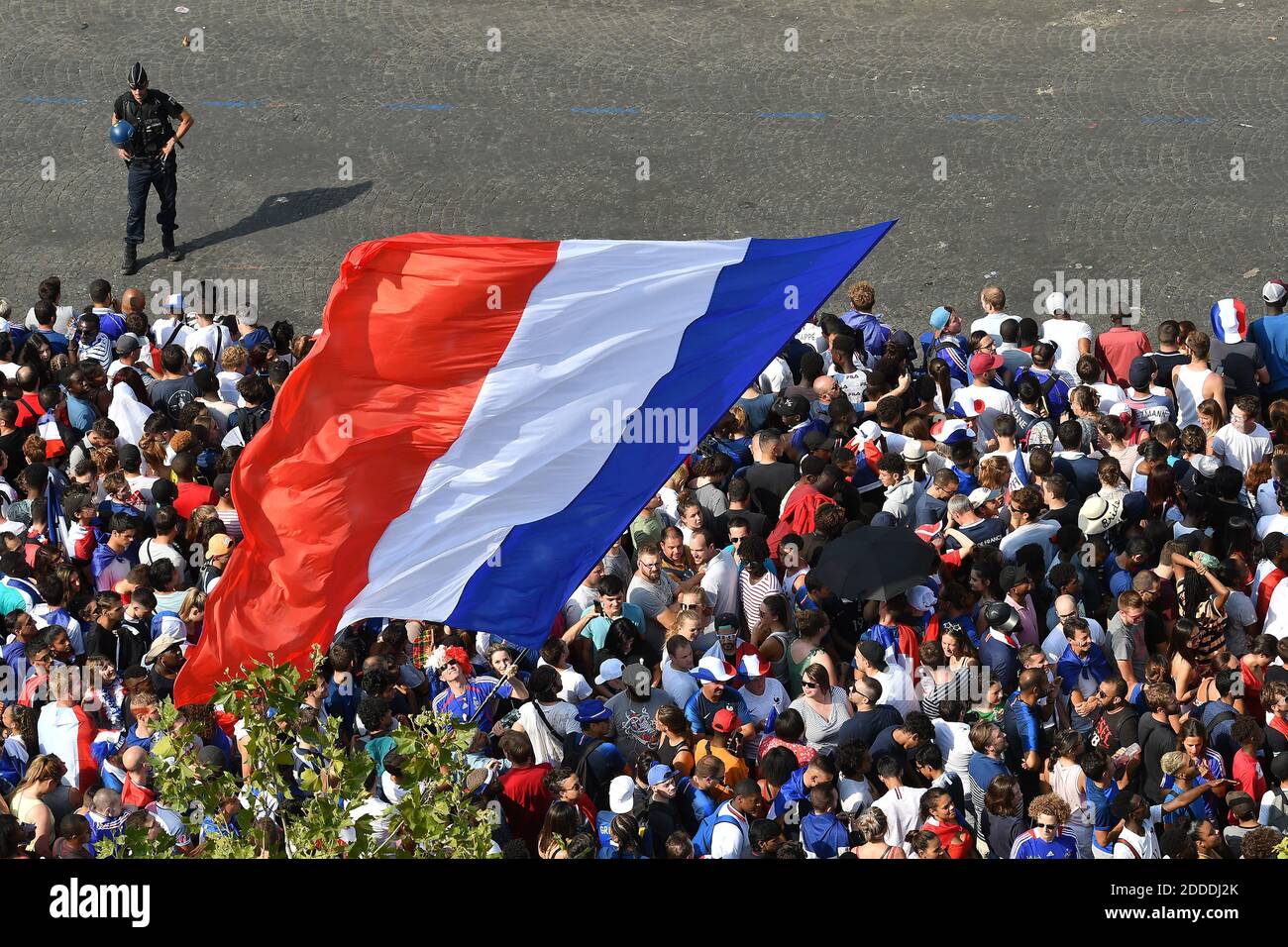 The Bus of France's World Cup Winning Team Parade Down The Champs ...