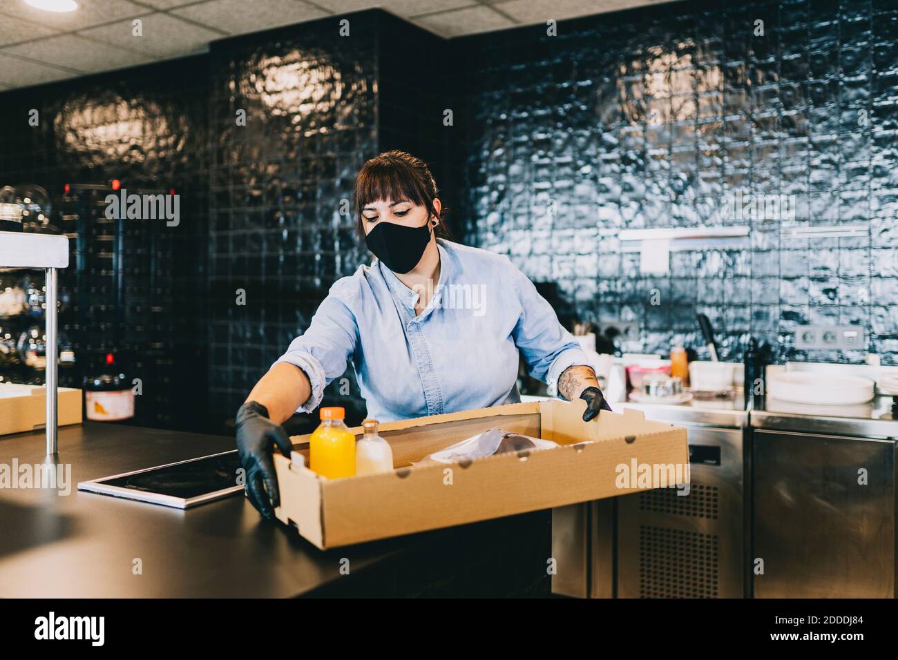 Women chef holding box hi-res stock photography and images - Alamy
