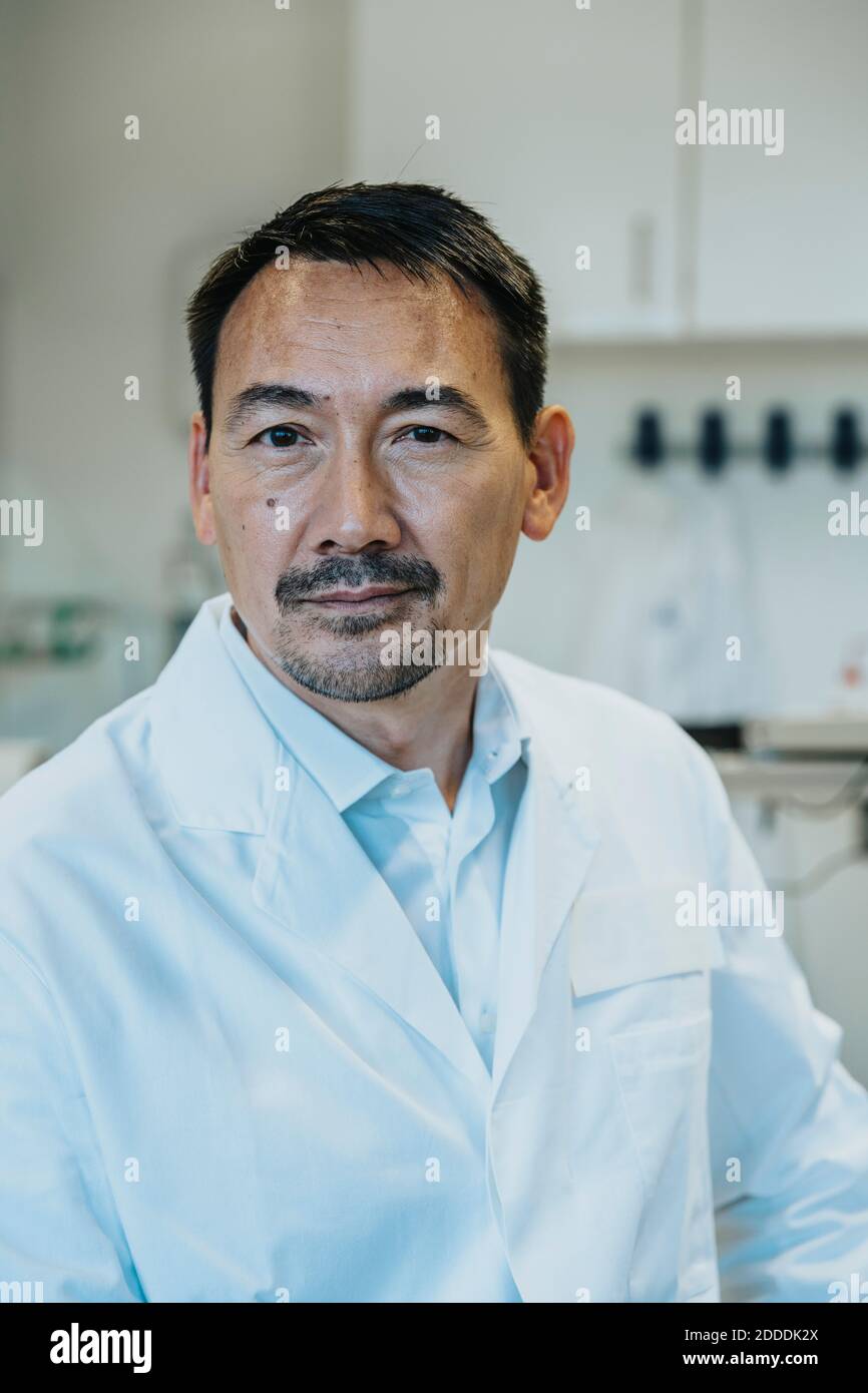 Korean scientist hi-res stock photography and images - Alamy